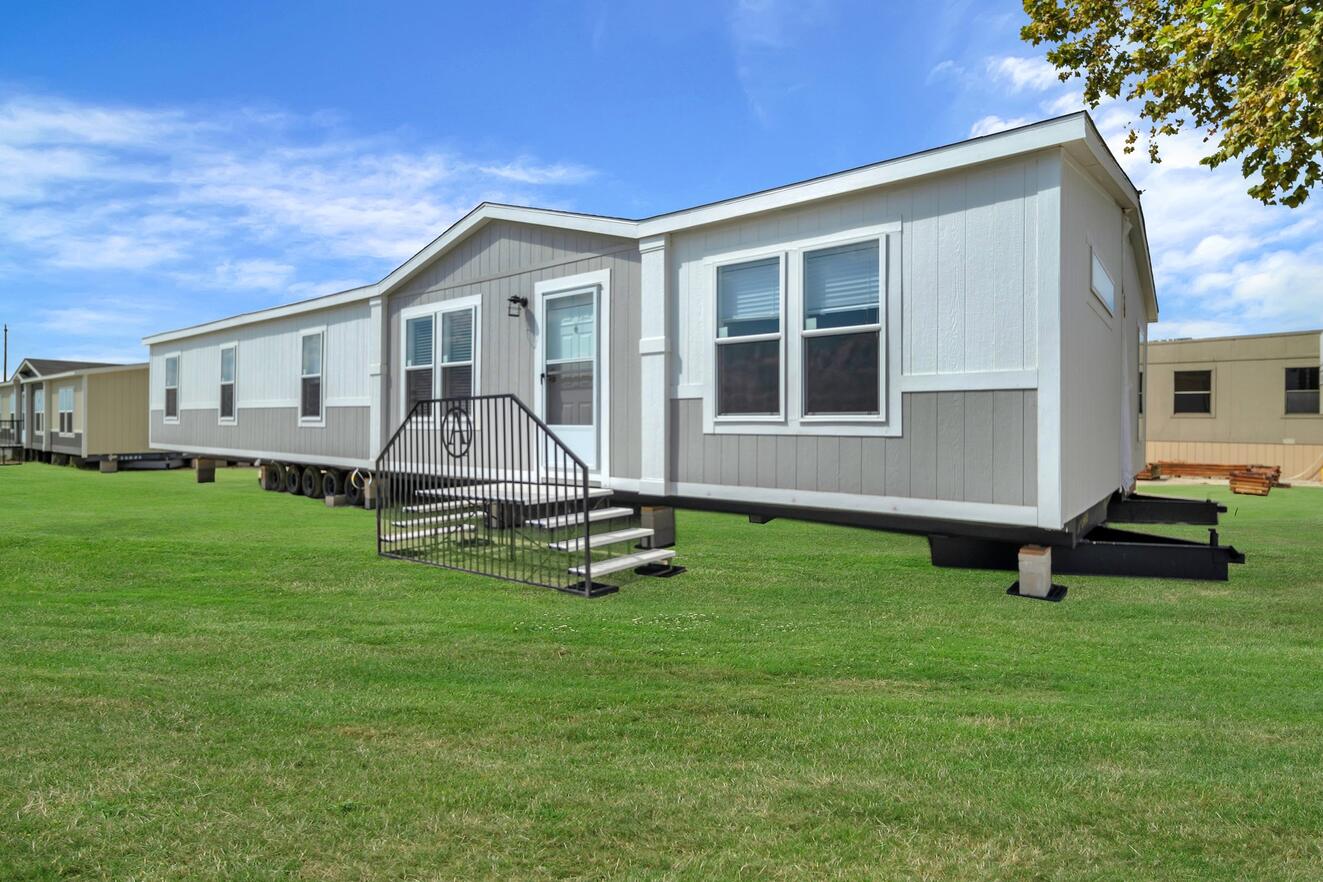 The Giant Flex 2025 32x68 | People's Manufactured Homes